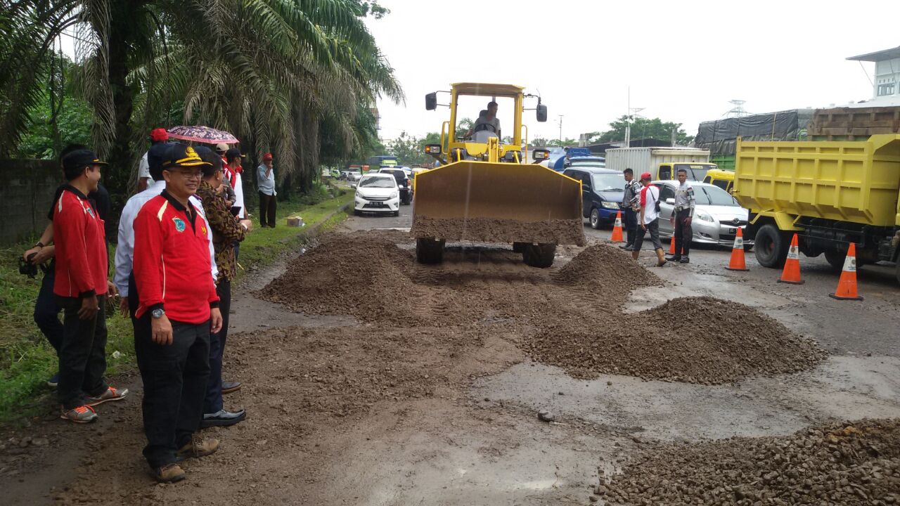 Jalan Berlubang Ditampal Material Agregat - KordaNews