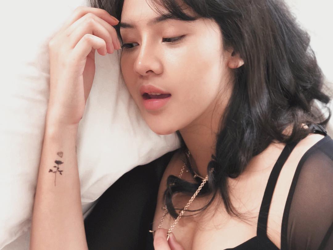 Anya Geraldine Unggah Foto Berbaring Manja, Netizen Salah Fokus - KordaNews