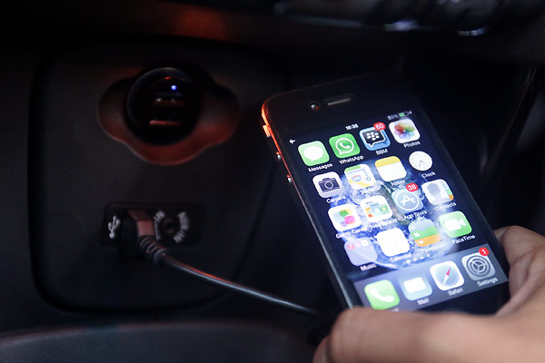 Mengapa Main HP Di Mobil Bikin Mual - KordaNews