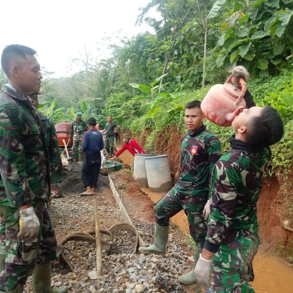 Seteguk Air Pelepas Dahaga Satgas TMMD Reg-107 - KordaNews