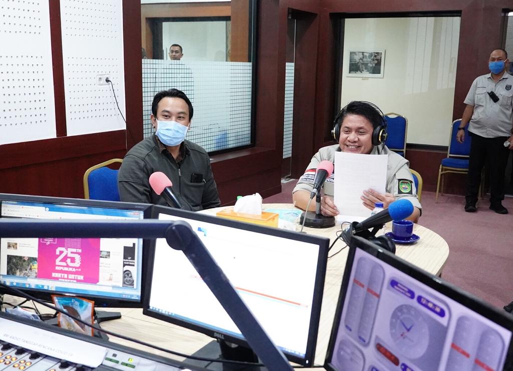 Jadi Penyiar RRI Dadakan, Herman Deru Lancar Bacakan Warta Berita ...