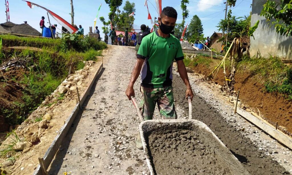 Betonisasi Jalan TMMD 109 Karanganyar, Hasilnya Signifikan - KordaNews