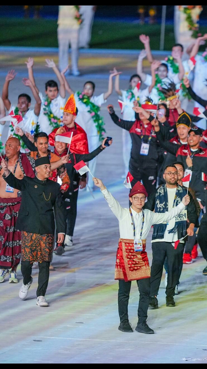 Herman Deru Bangga ketua kontingen Indonesia Promosikan Baju Adat Sumsel Pada Defile Opening ...
