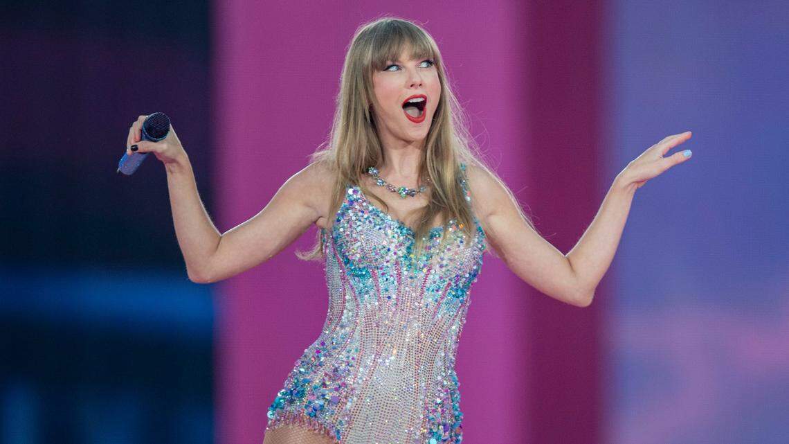 “Gaya Taylor Swift di Promo Album Baru Bikin Heboh, Blazer + Wide-Leg ...